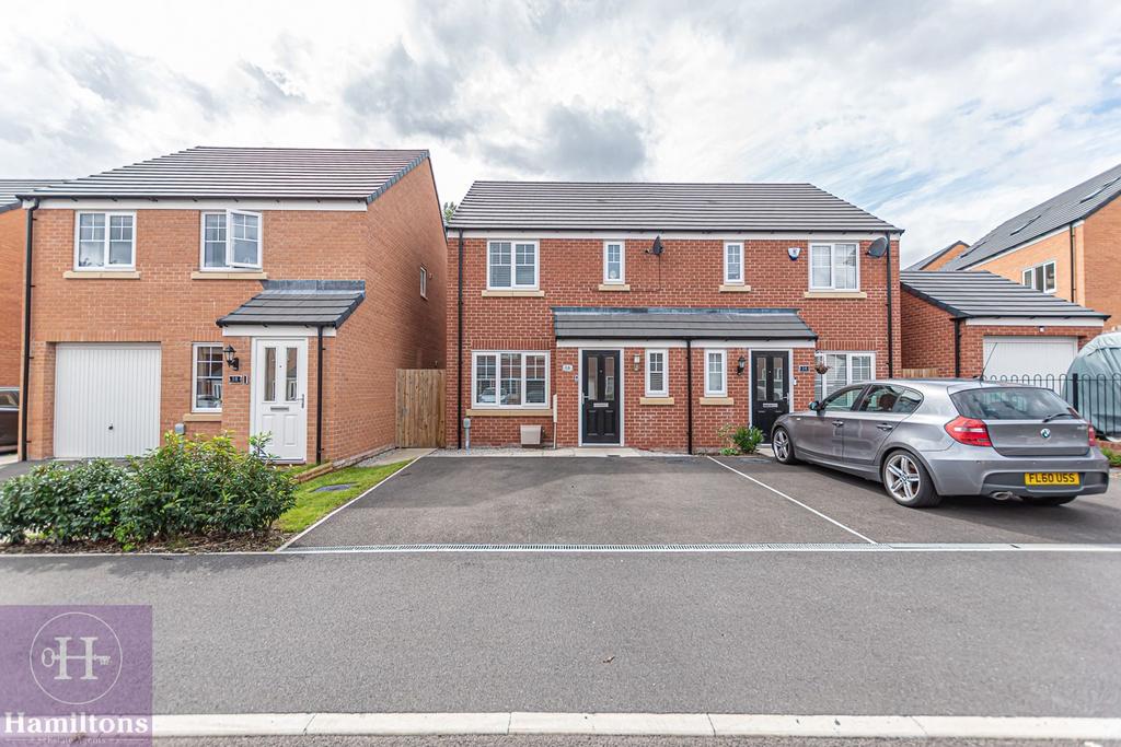 Hadfield Grove, Leigh WN7 3 bed semi-detached house - £225,000