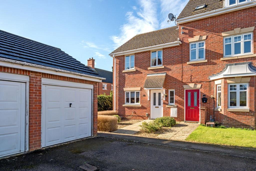 Beaumont Road, Flitwick, MK45 3 bed end of terrace house - £350,000