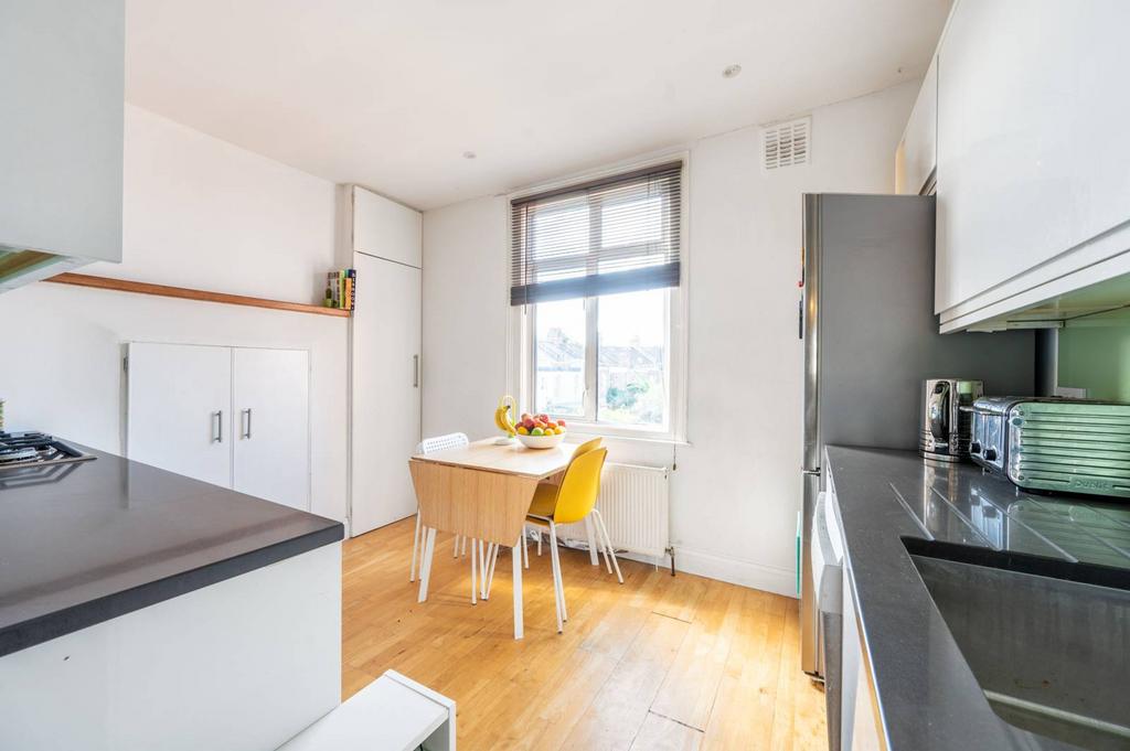 High Road, Willesden Green, London, NW10 2 bed flat - £400,000
