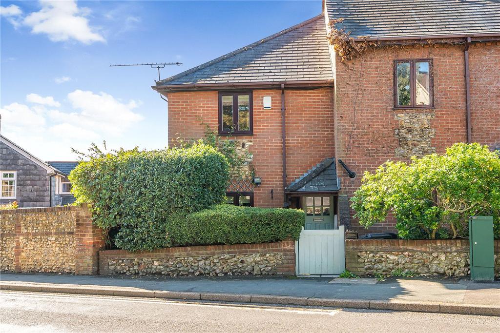 Upper Hale Road, Farnham, Surrey, GU9 2 bed semi-detached house - £375,000