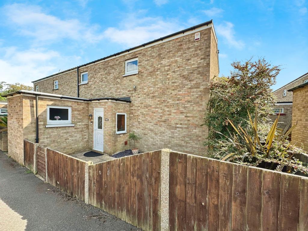 Newton Close, Corringham, SS17 3 bed semi-detached house - £325,000