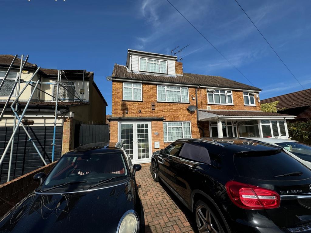 Feltham, TW14 4 bed semi-detached house - £2,400 pcm (£554 pw)