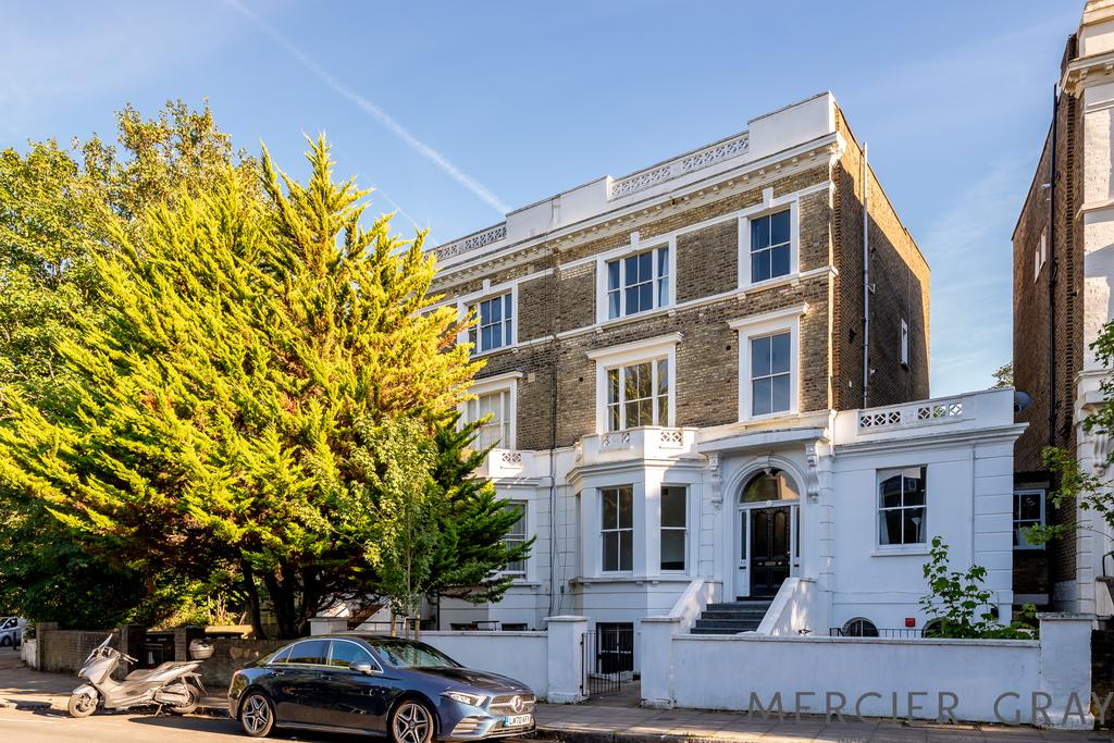 Hilldrop Road, London N7 3 bed flat - £3,748 pcm (£865 pw)