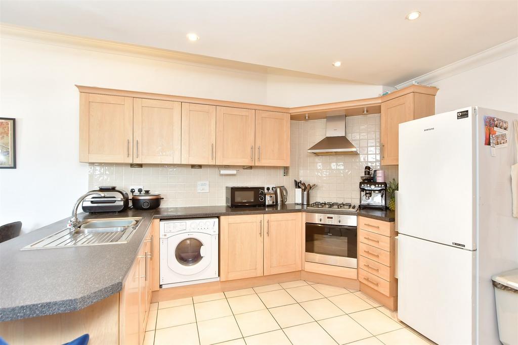 Davy Court, Rochester, Kent 2 bed apartment - £250,000