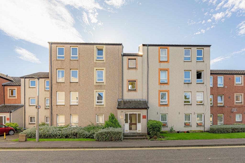Springfield, Edinburgh EH6 2 bed flat - £200,000