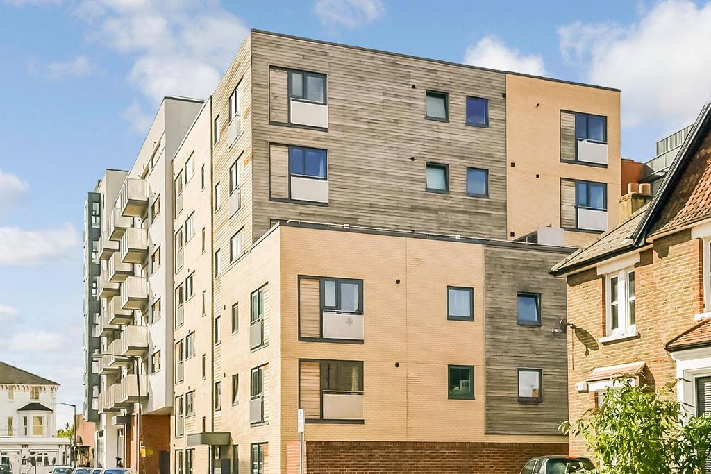 Stanley Road, Wimbledon SW19 2 bed flat - £1,960 pcm (£452 pw)