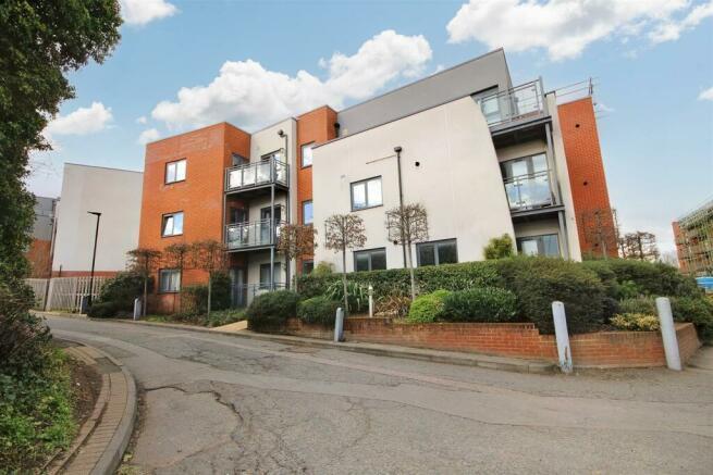 King Edwards Court, Guildford GU1 2 bed apartment - £1,900 pcm (£438 pw)