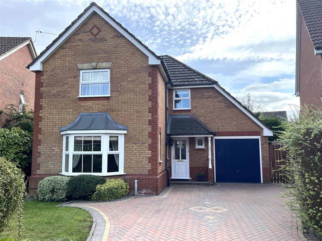 Kempton Park Court, Chippenham 4 bed detached house - £439,950