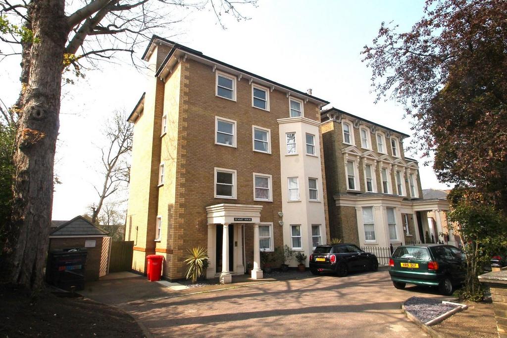 Summit House, London Road, Harrow on... 3 bed flat to rent - £2,300 pcm ...