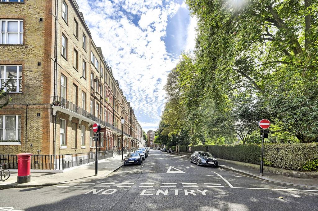 Nevern Square, Earls Court, London, SW5 2 bed flat - £775,000