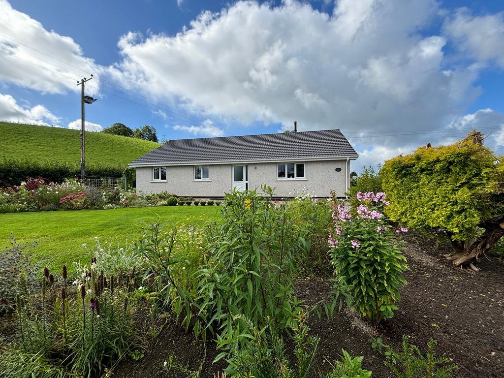 Llansawel, Llandeilo, SA19 3 bed detached bungalow for sale - £310,000