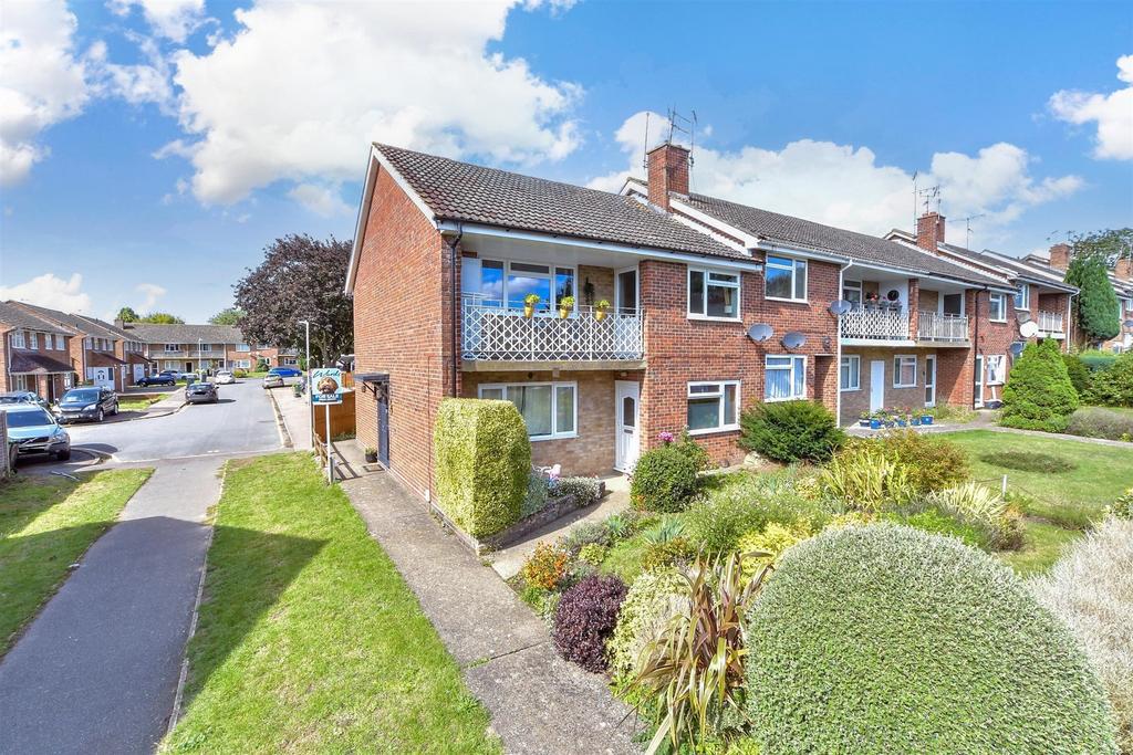 Alkham Road, Vinters Park, Maidstone... 2 bed maisonette - £250,000