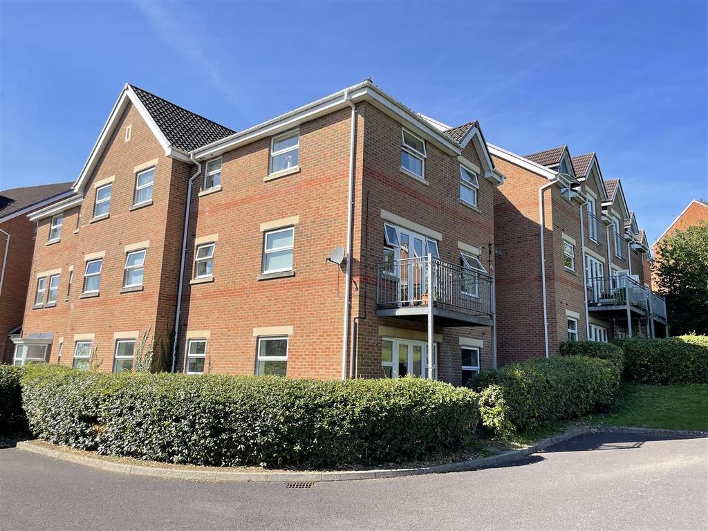Jubilee Close, Salisbury SP2 2 bed ground floor flat - £179,500