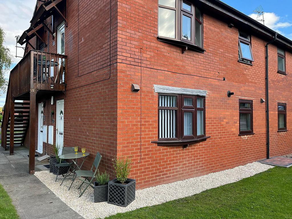 Firdale Road, Firdale Park... 1 bed flat - £650 pcm (£150 pw)