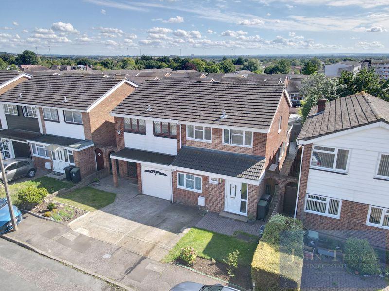 View Close, Chigwell IG7 3 bed semi-detached house for sale - £575,000