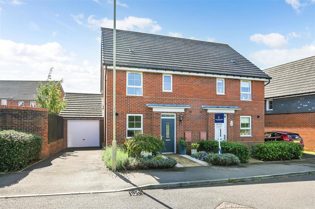 Clanfield, Waterlooville 3 bed semi-detached house - £385,000