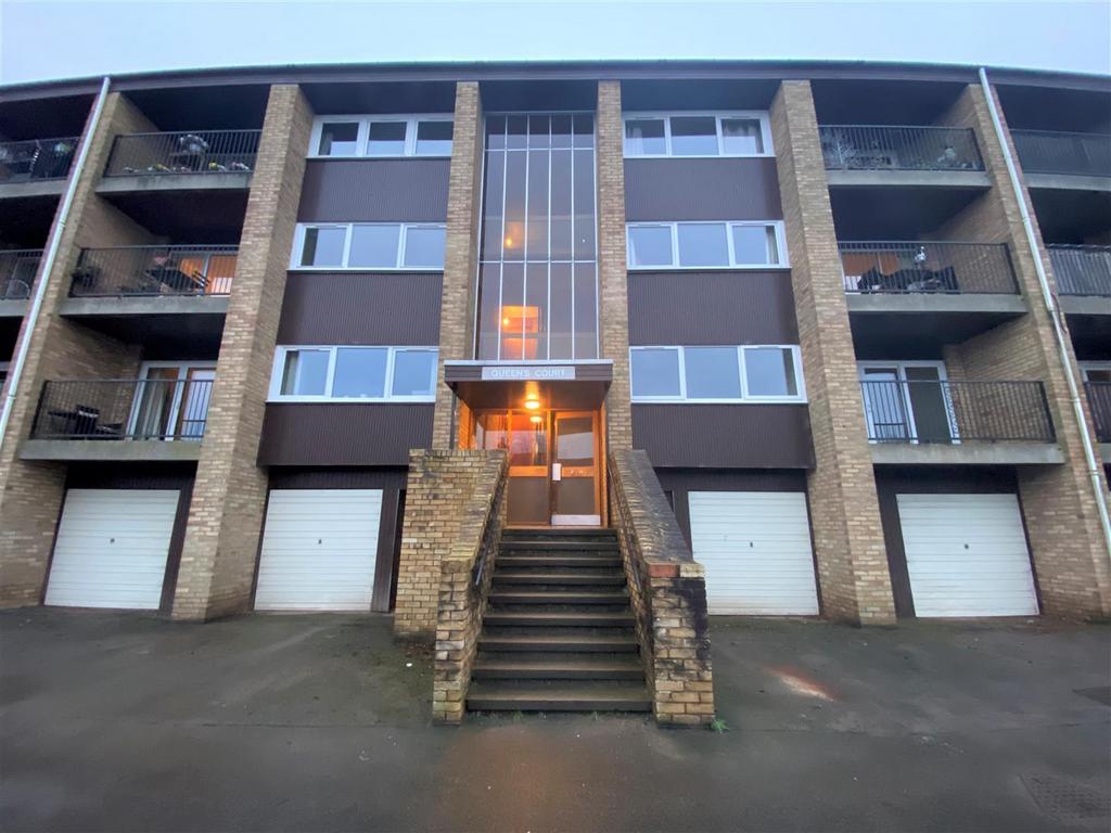 Queens Court, Perth 2 bed flat - £800 pcm (£185 pw)