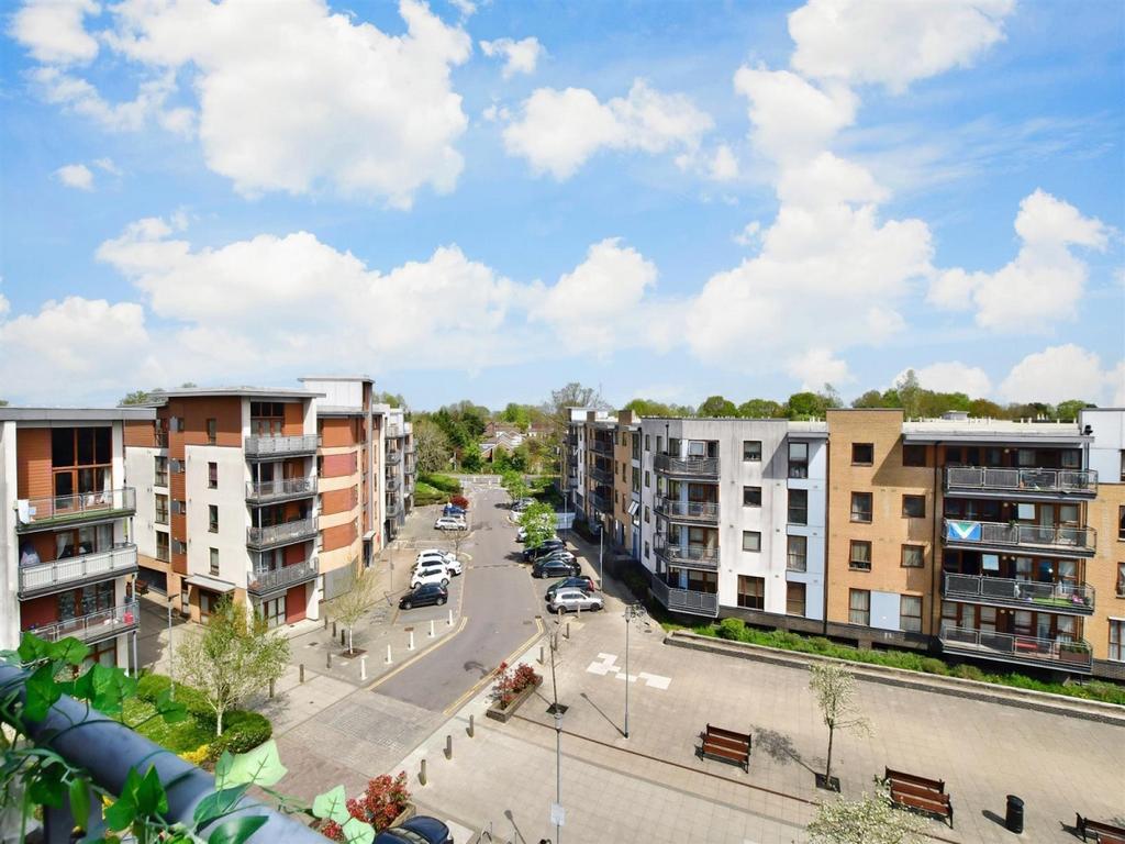 Finlay Court Commonwealth Drive RH10 1 bed flat - £1,250 pcm (£288 pw)
