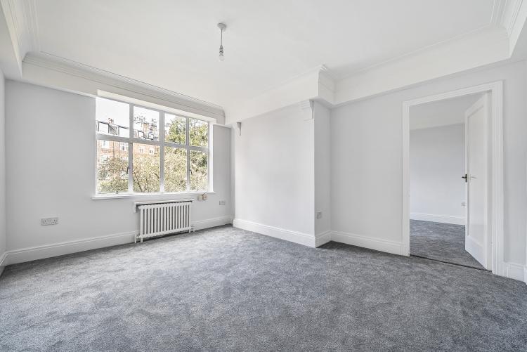 Beaumont Court, Sutton Lane North... 2 bed flat - £2,200 pcm (£508 pw)