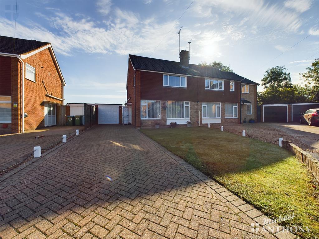 Hulbert End, Aylesbury, Buckinghamshire 3 bed semi-detached house - £ ...