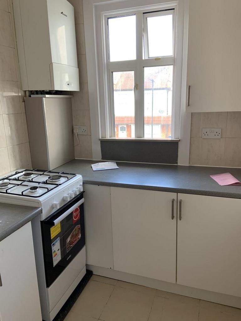 Bulstrode Avenue, Hounslow TW3 2 bed maisonette - £1,700 pcm (£392 pw)