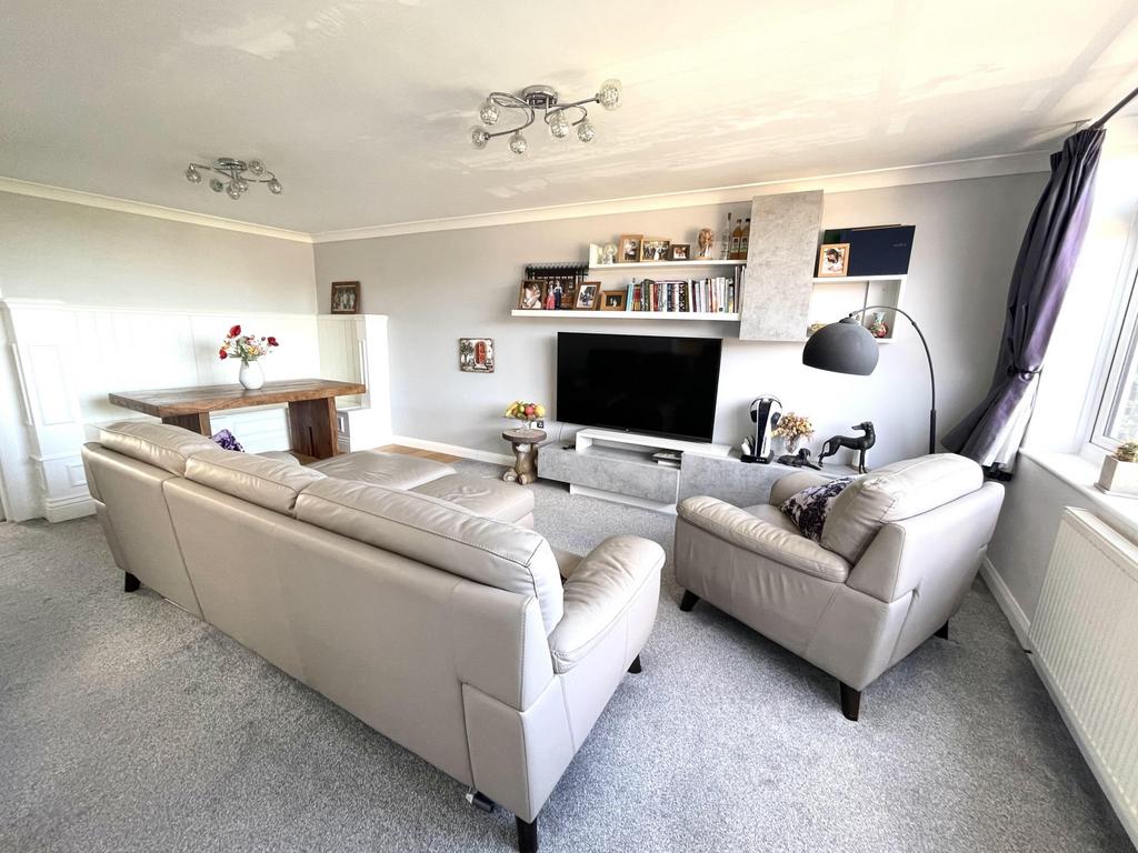 Ashtead Village 2 bed apartment for sale - £300,000