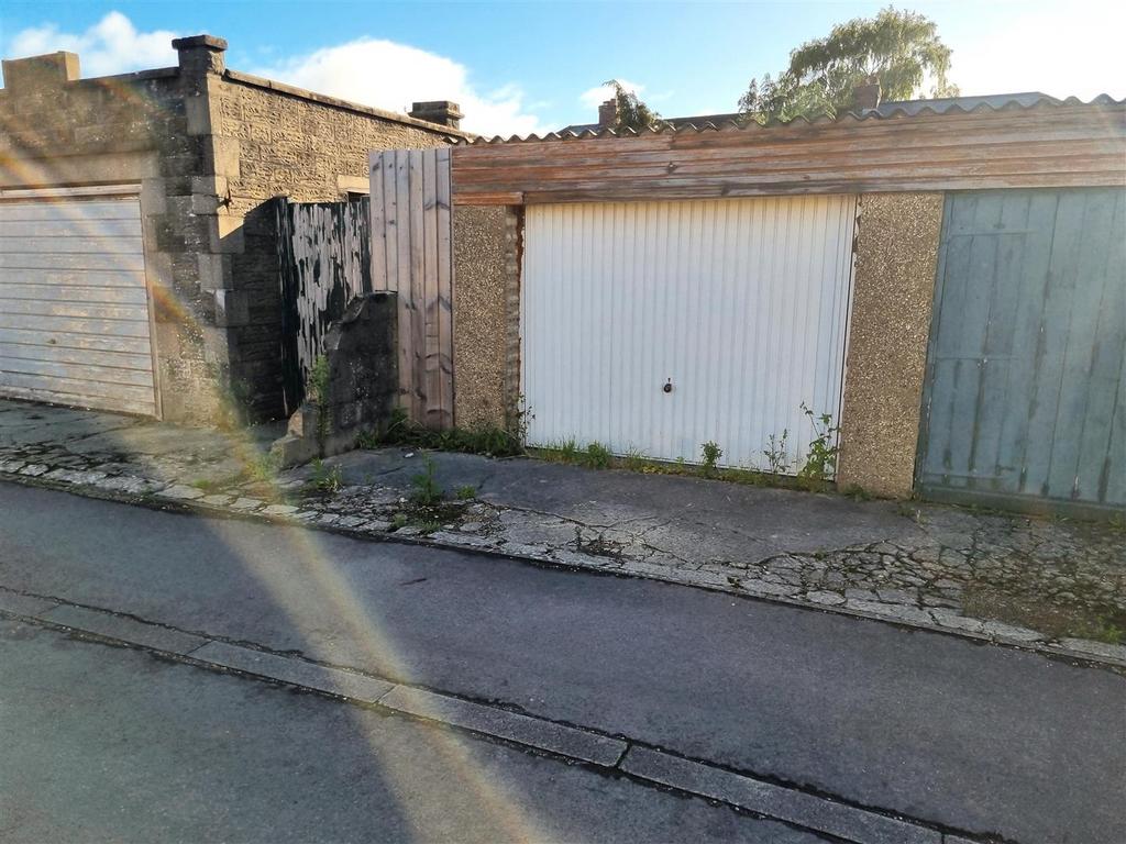 Somerset Road, Swindon Garage - £5,000
