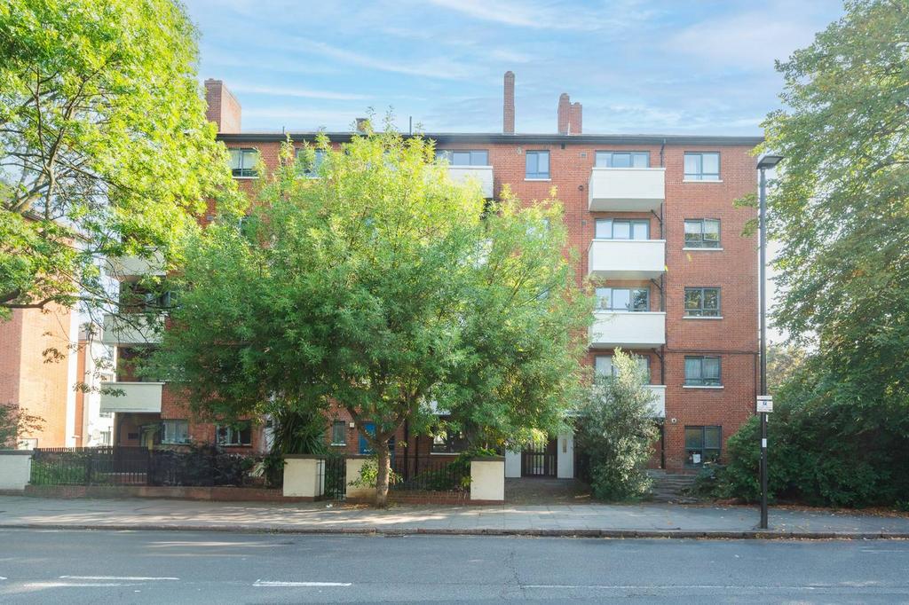 Brecknock Road, Tufnell Park, London... 2 bed flat - £2,150 pcm (£496 pw)