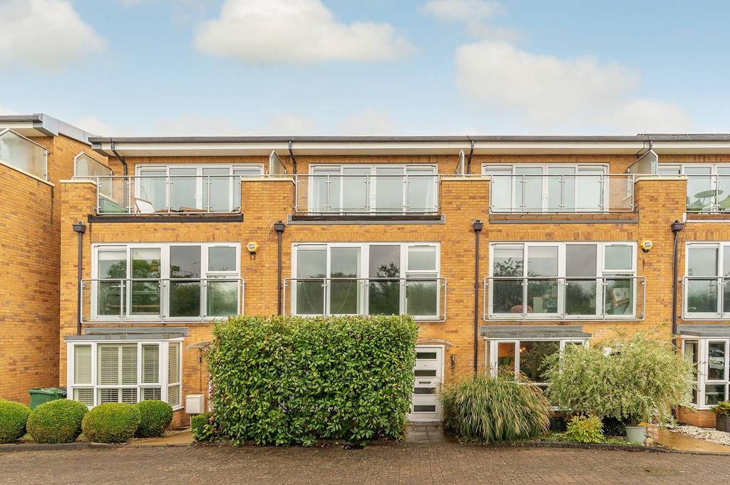 Barn Elms Close, Worcester Park, KT4 5 bed terraced house - £6,000 pcm ...