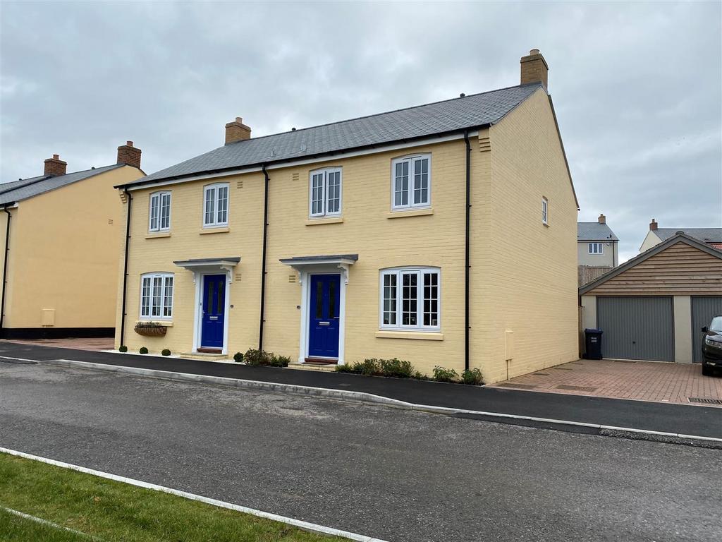 Angell Drive, Calne SN11 3 bed semi-detached house - £335,000