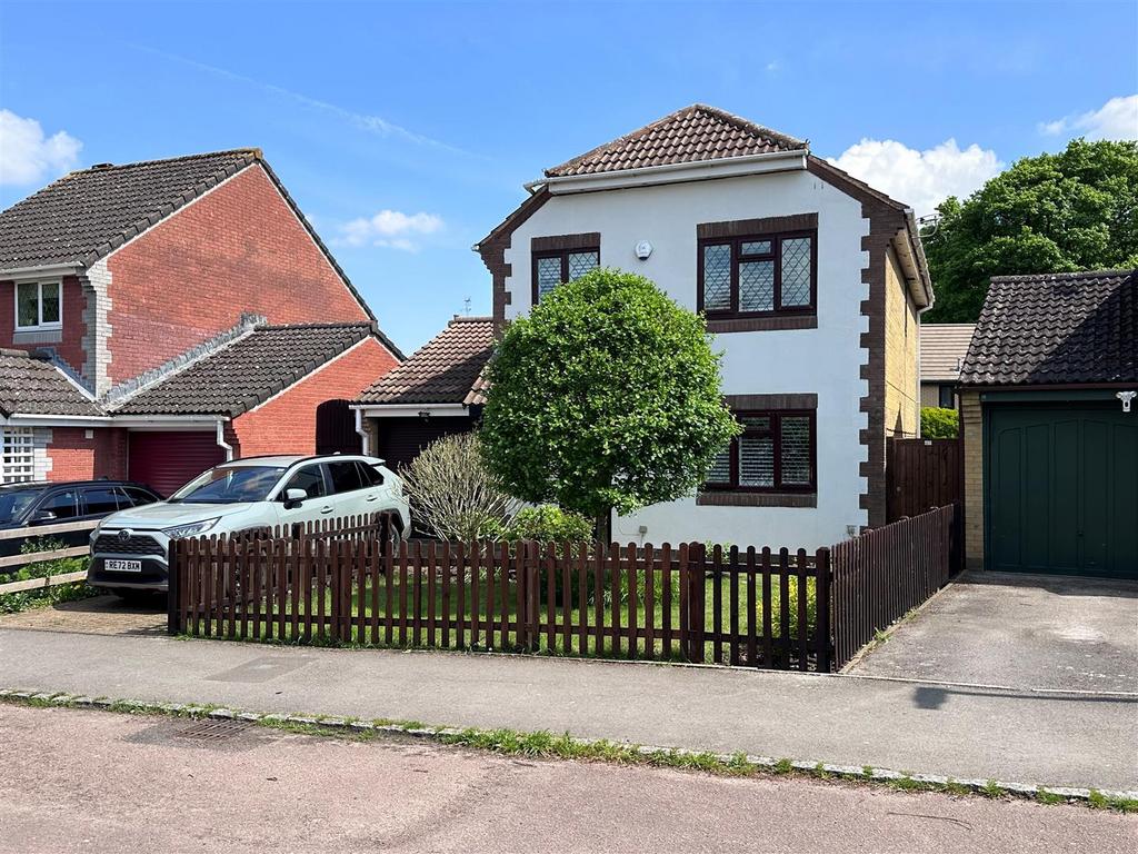 Maple Close, Calne SN11 4 bed detached house - £390,000