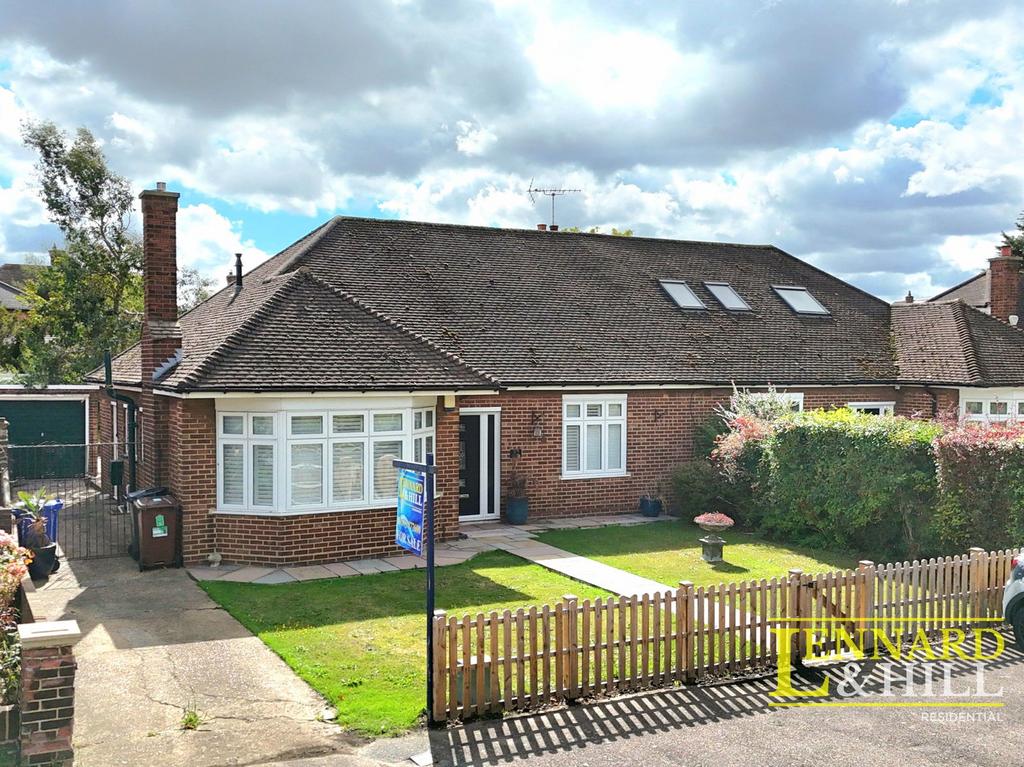 Stanford Road, Grays RM16 3 bed semi-detached bungalow - £525,000
