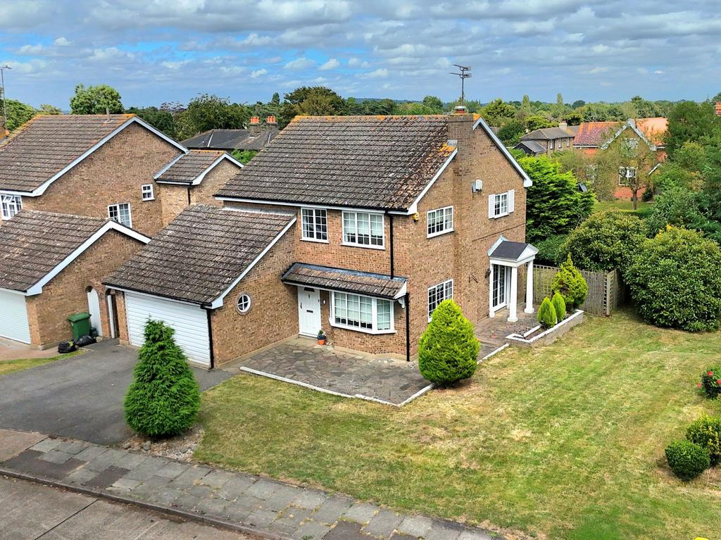 Paddock Close, Grays RM16 4 bed detached house - £695,000
