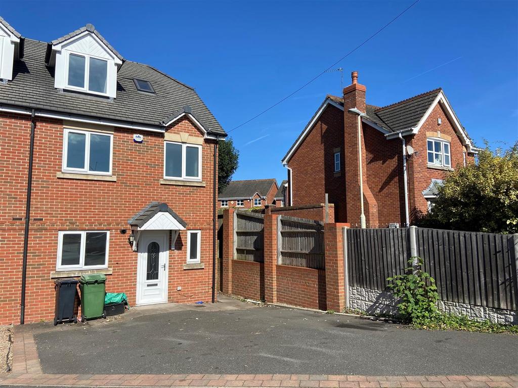 Bull Street, Brierley Hill DY5 3 bed semi-detached house - £1,195 pcm ...