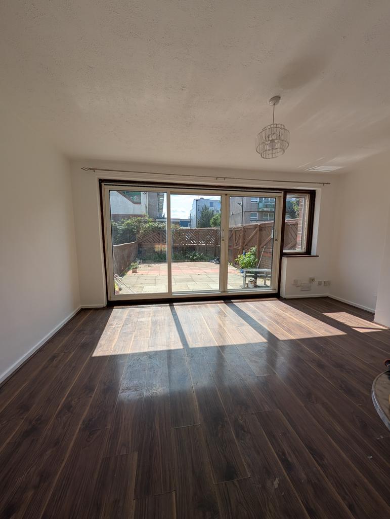 Drew Road, London, E16 3 bed maisonette - £2,500 pcm (£577 pw)