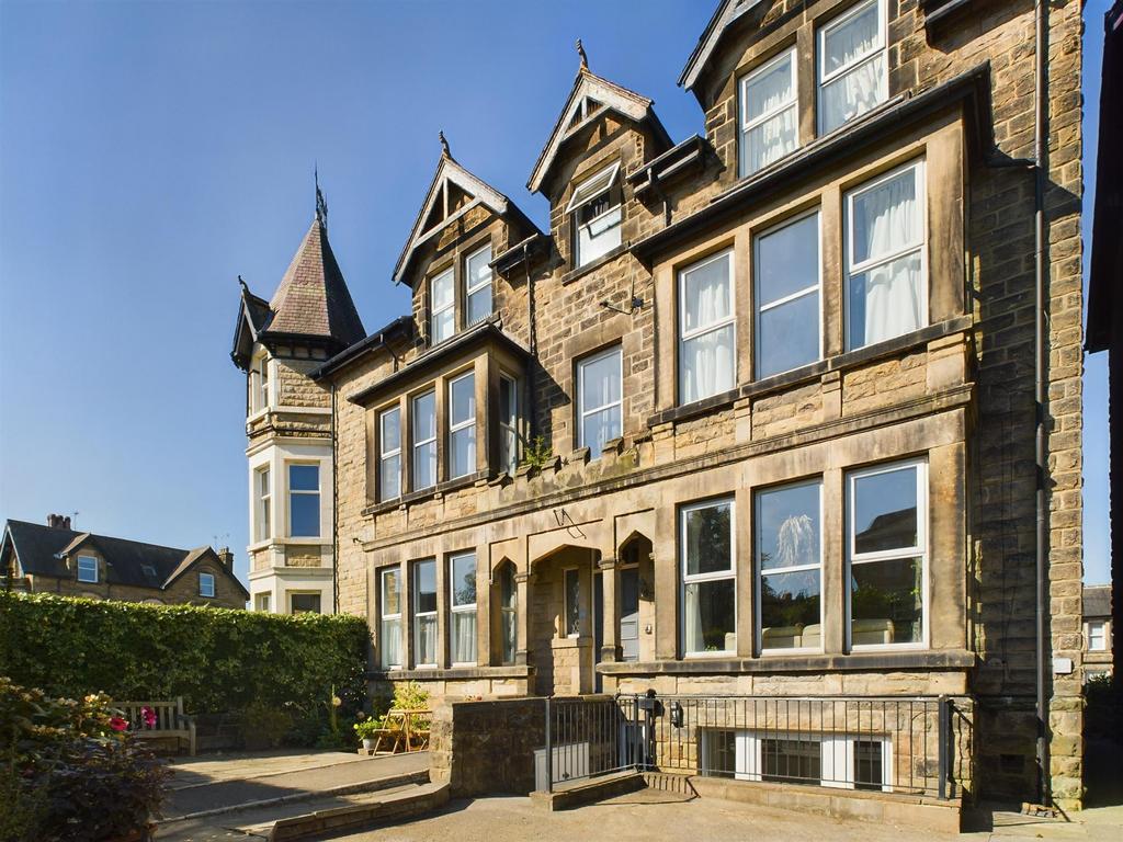 Kings Road, Harrogate, HG1 2 bed flat - £1,250 pcm (£288 pw)
