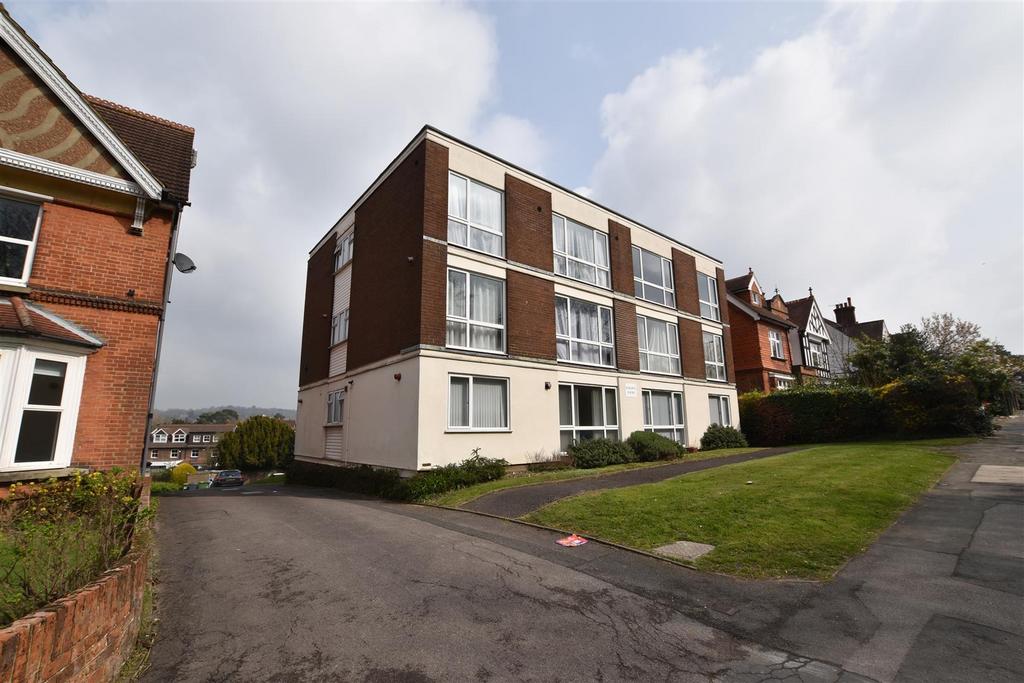 Reigate Road, Reigate, Surrey 2 bed flat - £1,500 pcm (£346 pw)