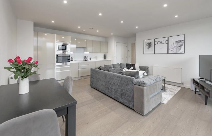 Station Approach Road, Coulsdon CR5 2 bed flat - £1,700 pcm (£392 pw)