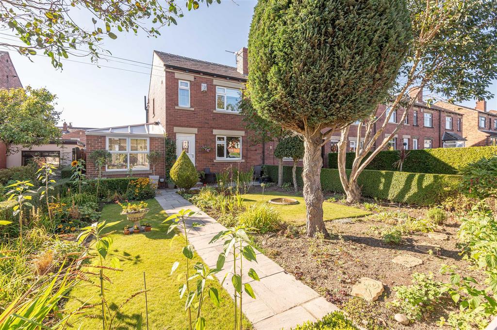 Hunsworth Lane, Hunsworth, Cleckheaton 3 bed semi-detached house - £250,000