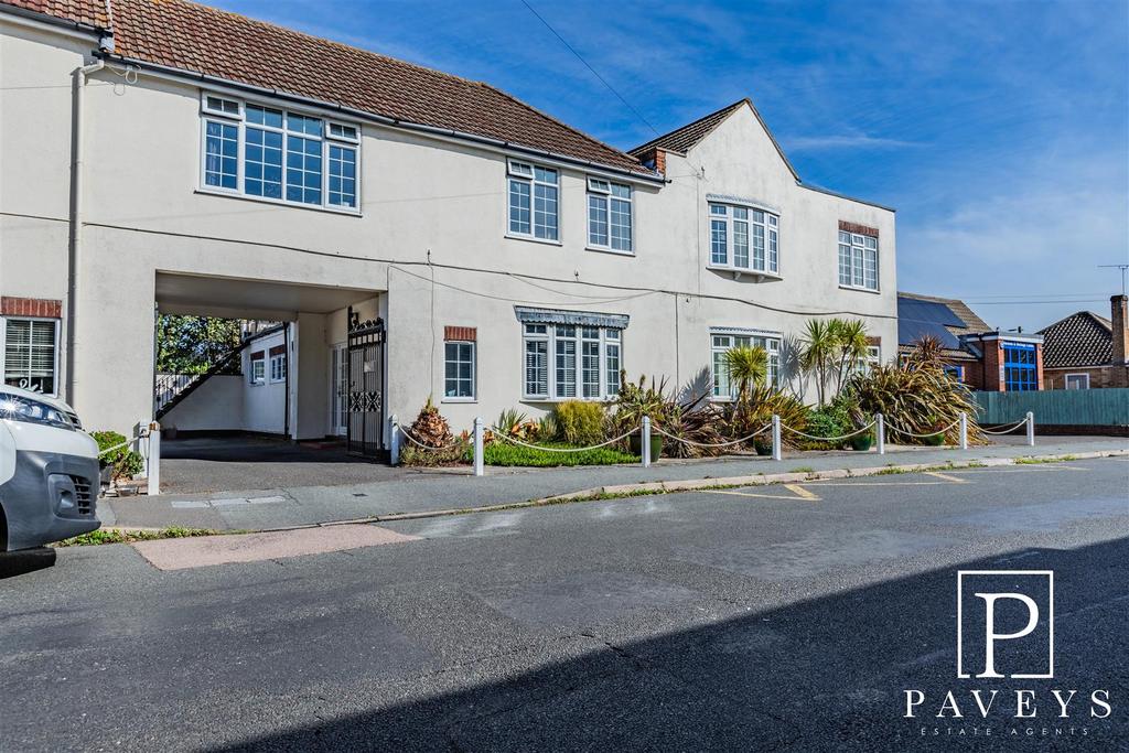 Pole Barn Lane, Frinton-On-Sea 2 bed flat - £220,000