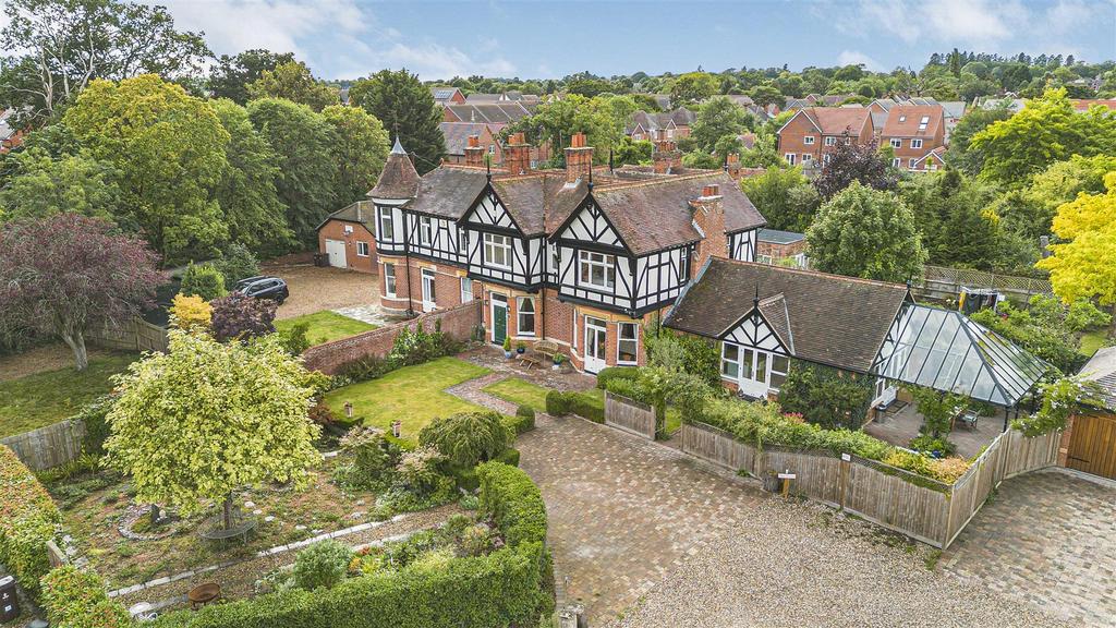 Croft Road, Shinfield, Reading 5 bed semi-detached house - £925,000