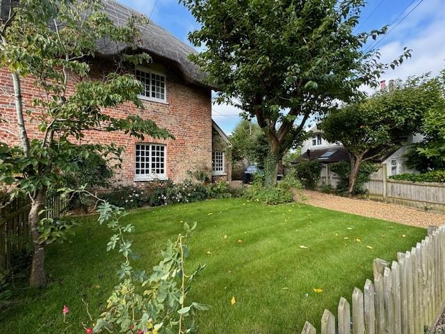 East Stratton, Semi Detached Cottage... 3 bed cottage - £2,000 pcm (£ ...
