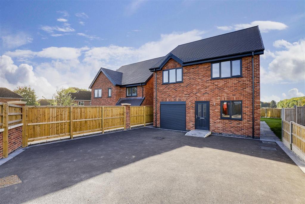 Woodlands Grove, Hucknall NG15 4 bed detached house - £1,550 pcm (£358 pw)
