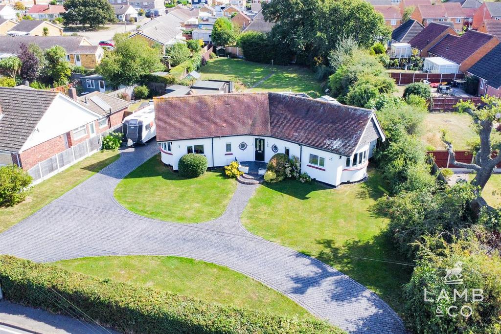 Thorpe Road, Clacton-On-Sea CO15 4 bed detached bungalow - £525,000
