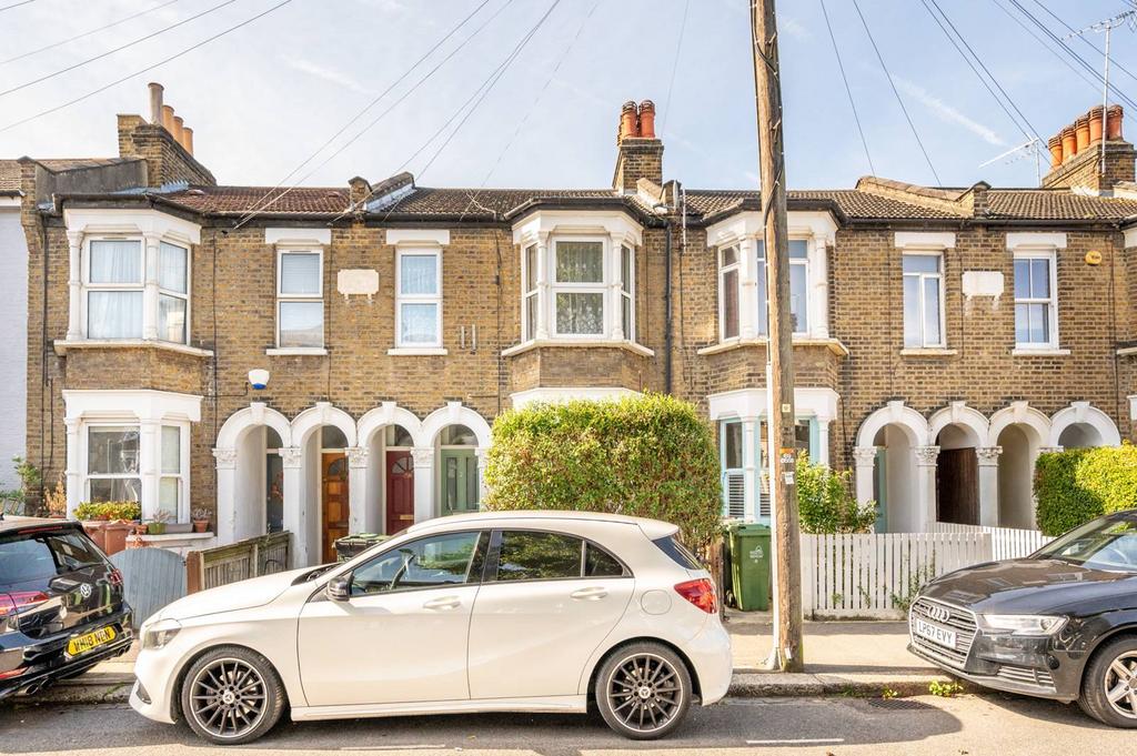 Francis Road, Leyton, London, E10 2 bed flat - £2,100 pcm (£485 pw)
