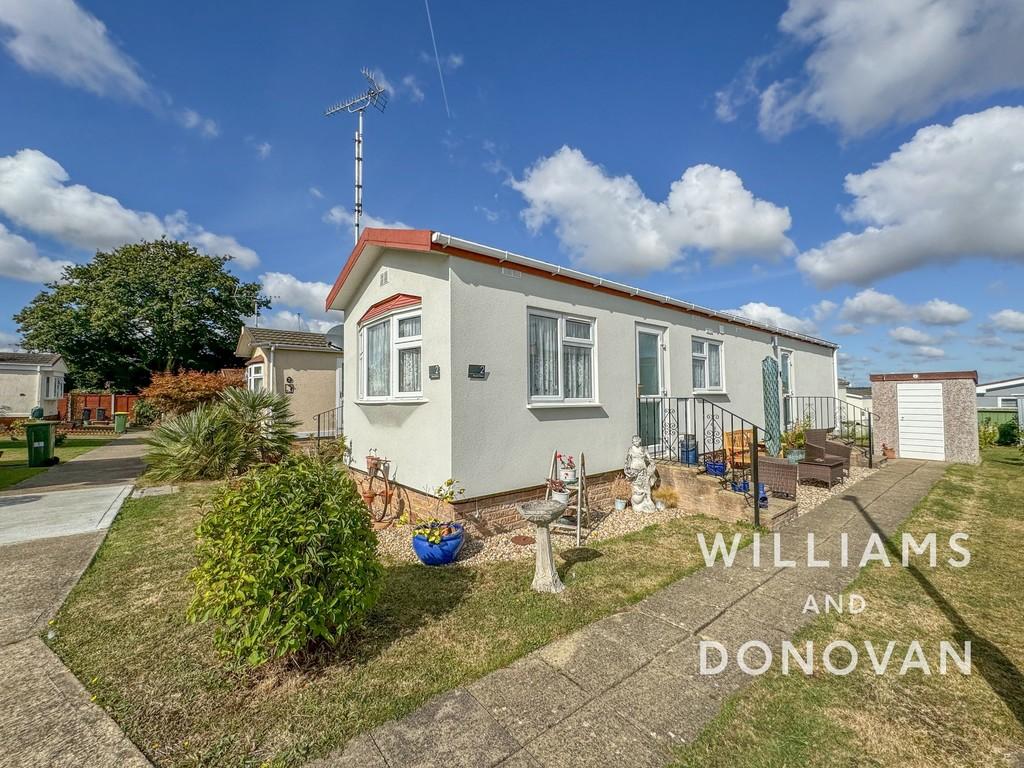 Pond Close, Tower Park, Hullbridge 1 bed mobile home - £125,000