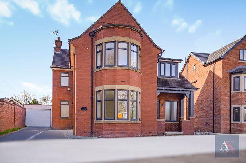 Rochdale Road Milnrow OL16 4DU 4 bed detached house for sale - £565,000
