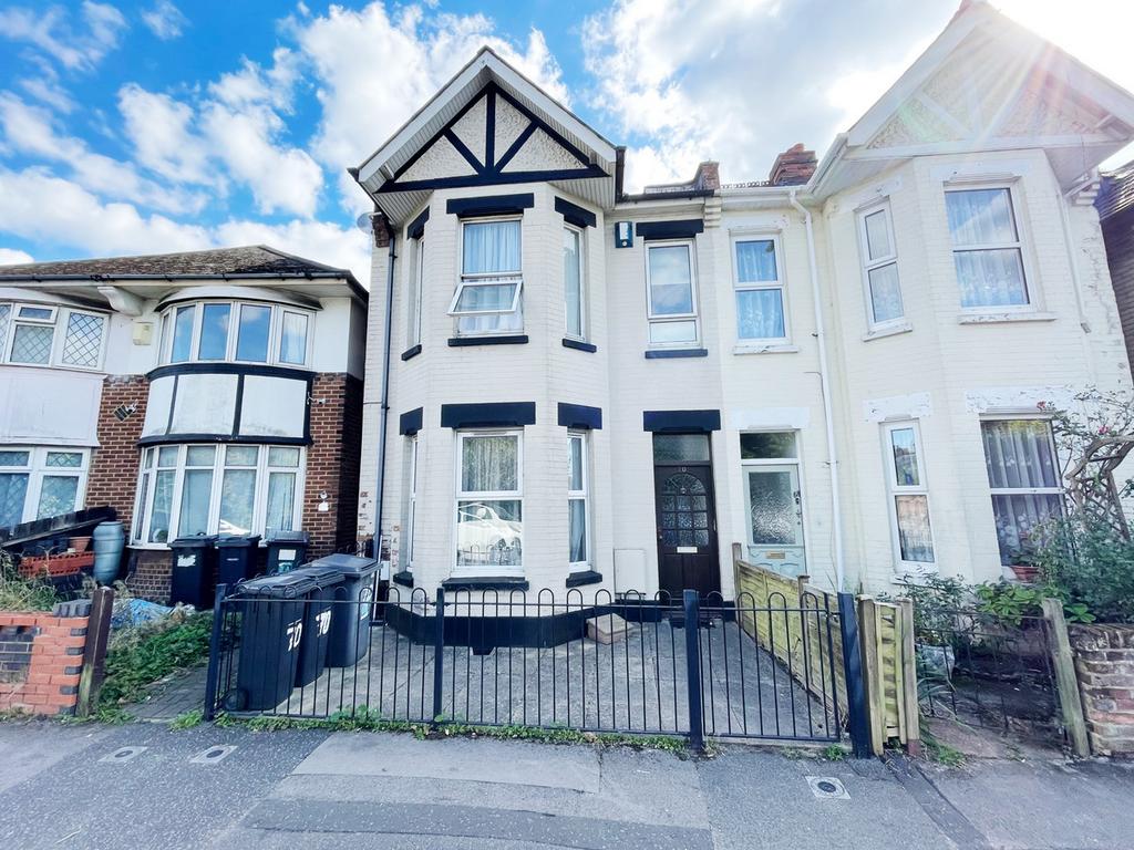 St. Clements Road, Bournemouth, BH1 4 2 bed apartment - £160,000