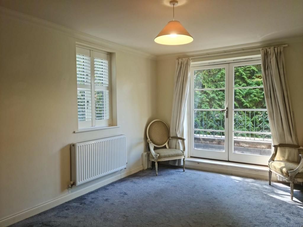 Beautiful 2 bedroom flat Minutes from... 2 bed flat - £1,300 pcm (£300 pw)