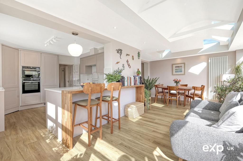 West Beech Avenue, Wickford SS11 4 bed chalet - £500,000